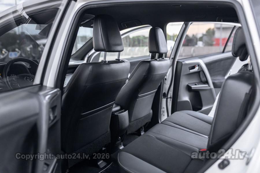 White Toyota RAV4 2016 in Tallinn, with an engine capacity of 2.00 L and mileage of 221 thousand km for 13990 €, photo 15 on AUTOMOTO.COM.LV