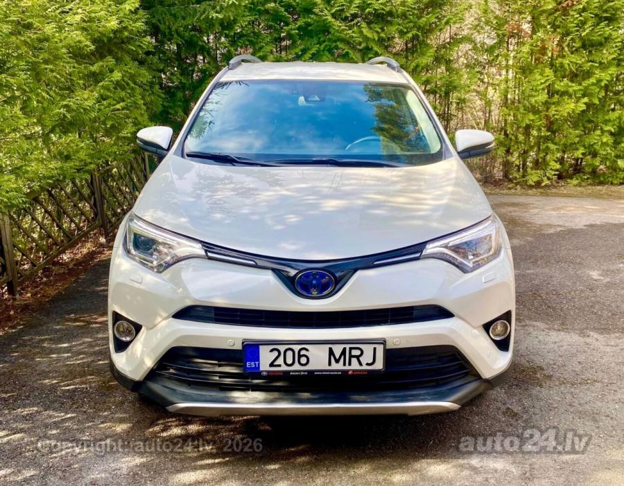 White Toyota RAV4 2017 in Tallinn, with an engine capacity of 2.50 L and mileage of 99 thousand km for 19700 €, photo 1 on AUTOMOTO.COM.LV