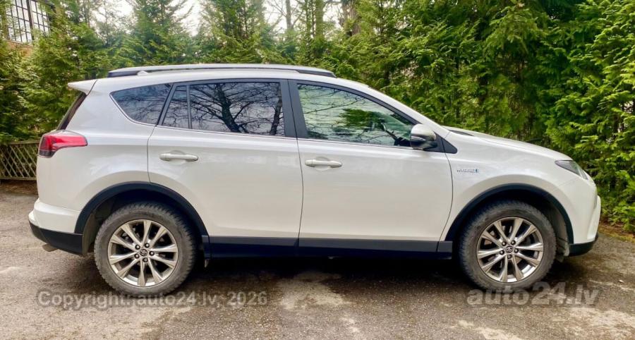 White Toyota RAV4 2017 in Tallinn, with an engine capacity of 2.50 L and mileage of 99 thousand km for 19700 €, photo 2 on AUTOMOTO.COM.LV