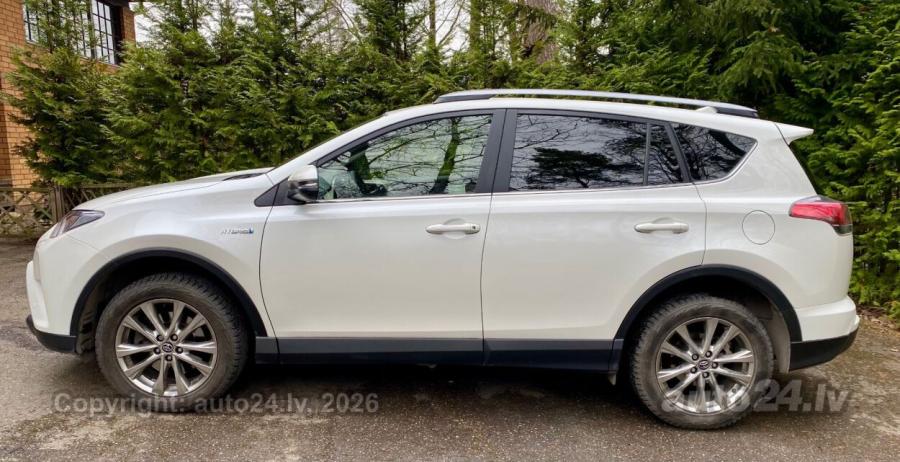 White Toyota RAV4 2017 in Tallinn, with an engine capacity of 2.50 L and mileage of 99 thousand km for 19700 €, photo 3 on AUTOMOTO.COM.LV