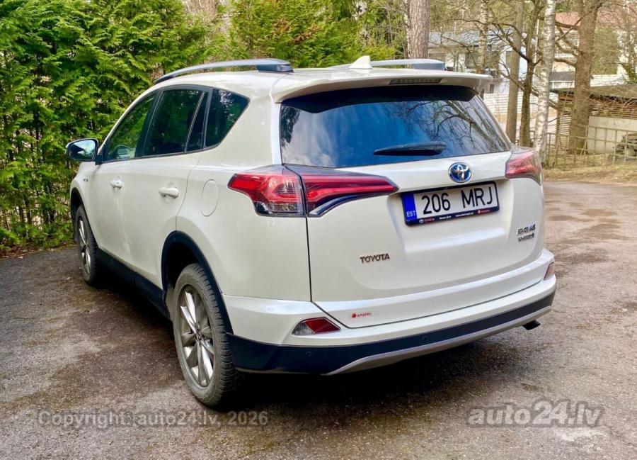 White Toyota RAV4 2017 in Tallinn, with an engine capacity of 2.50 L and mileage of 99 thousand km for 19700 €, photo 6 on AUTOMOTO.COM.LV