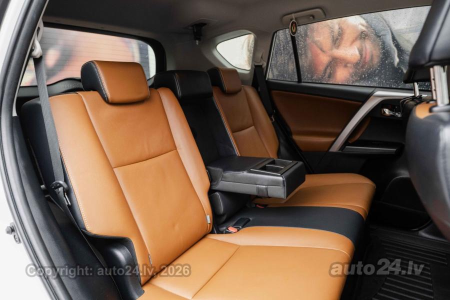 Balts Toyota RAV4 2017 Tallina, ar dzinēja tilpumu 2.50 L un nobraukumu 126 tūkst. km par 17500 €, foto 11 vietnē AUTOMOTO.COM.LV