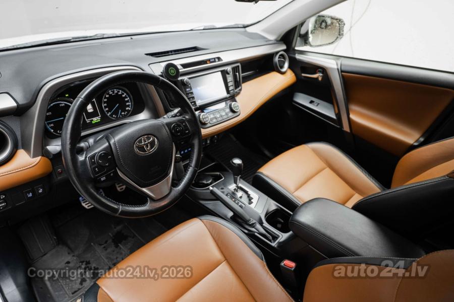 Balts Toyota RAV4 2017 Tallina, ar dzinēja tilpumu 2.50 L un nobraukumu 126 tūkst. km par 17500 €, foto 13 vietnē AUTOMOTO.COM.LV