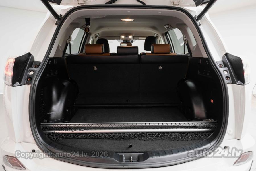 Balts Toyota RAV4 2017 Tallina, ar dzinēja tilpumu 2.50 L un nobraukumu 126 tūkst. km par 17500 €, foto 14 vietnē AUTOMOTO.COM.LV