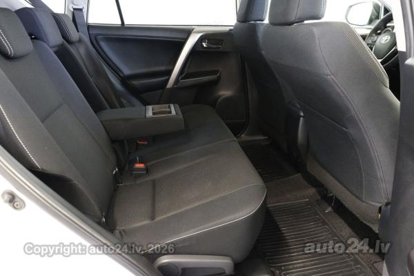 White Toyota RAV4 2018 in Tallinn, with an engine capacity of 1.99 L and mileage of 84 thousand km for 19400 €, photo 7 on AUTOMOTO.COM.LV
