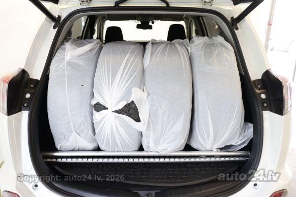 White Toyota RAV4 2018 in Tallinn, with an engine capacity of 1.99 L and mileage of 84 thousand km for 19400 €, photo 10 on AUTOMOTO.COM.LV