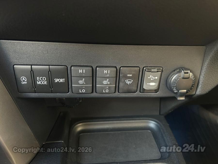 White Toyota RAV4 2018 in Tallinn, with an engine capacity of 2.00 L and mileage of 105 thousand km for 18990 €, photo 10 on AUTOMOTO.COM.LV