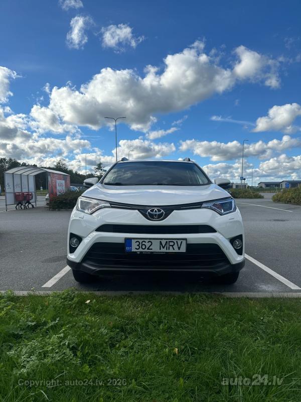 White Toyota RAV4 2018 in Tallinn, with an engine capacity of 2.00 L and mileage of 131 thousand km for 14500 €, photo 1 on AUTOMOTO.COM.LV