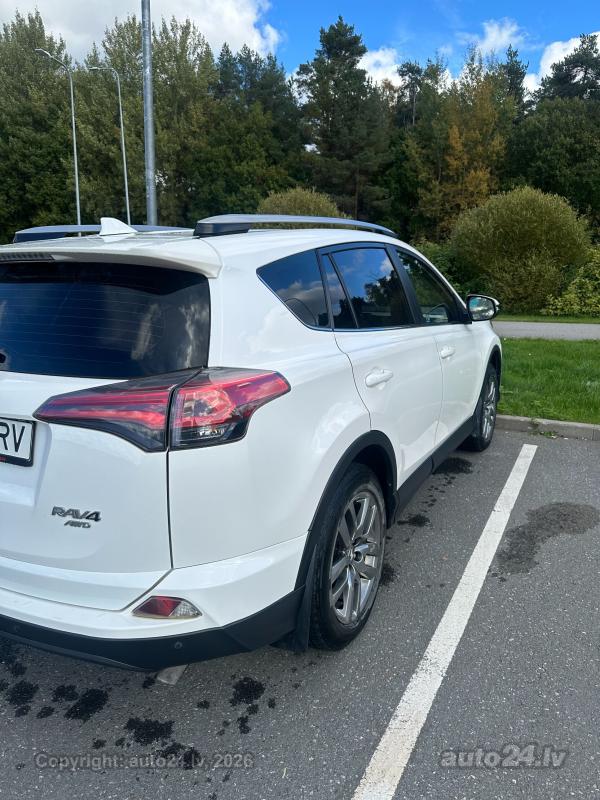White Toyota RAV4 2018 in Tallinn, with an engine capacity of 2.00 L and mileage of 131 thousand km for 14500 €, photo 6 on AUTOMOTO.COM.LV
