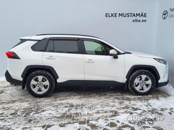 White Toyota RAV4 2019 in Tallinn, with an engine capacity of 1.99 L and mileage of 98 thousand km for 24995 €, photo 4 on AUTOMOTO.COM.LV