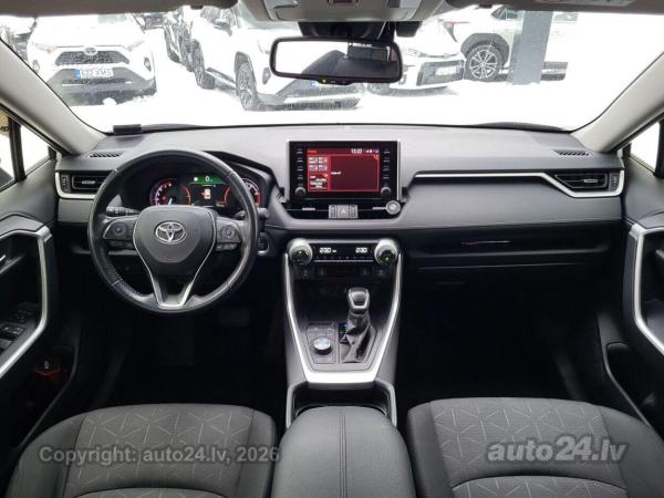 White Toyota RAV4 2019 in Tallinn, with an engine capacity of 1.99 L and mileage of 98 thousand km for 24995 €, photo 10 on AUTOMOTO.COM.LV
