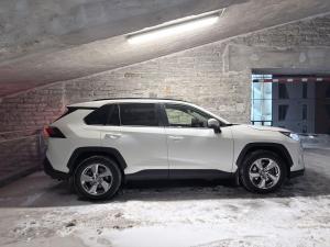 White Toyota RAV4 2019 in Tallinn, with an engine capacity of 2.00 L and mileage of 70 thousand km for 22000 €, photo 2 on AUTOMOTO.COM.LV