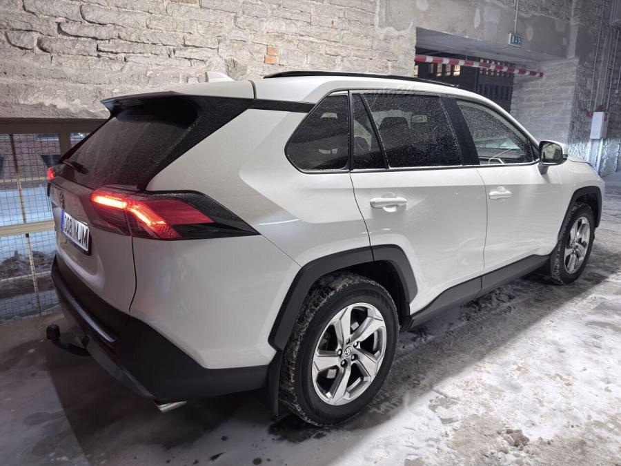 White Toyota RAV4 2019 in Tallinn, with an engine capacity of 2.00 L and mileage of 70 thousand km for 22000 €, photo 4 on AUTOMOTO.COM.LV