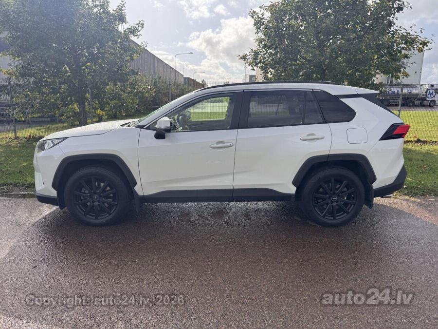 White Toyota RAV4 2019 in Tallinn, with an engine capacity of 2.00 L and mileage of 70 thousand km for 22000 €, photo 5 on AUTOMOTO.COM.LV