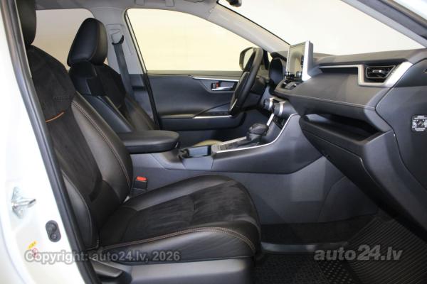 White Toyota RAV4 2019 in Tallinn, with an engine capacity of 2.50 L and mileage of 117 thousand km for 23990 €, photo 6 on AUTOMOTO.COM.LV
