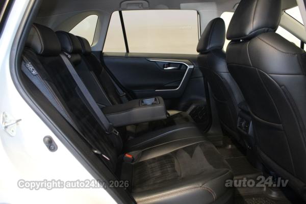 White Toyota RAV4 2019 in Tallinn, with an engine capacity of 2.50 L and mileage of 117 thousand km for 23990 €, photo 7 on AUTOMOTO.COM.LV