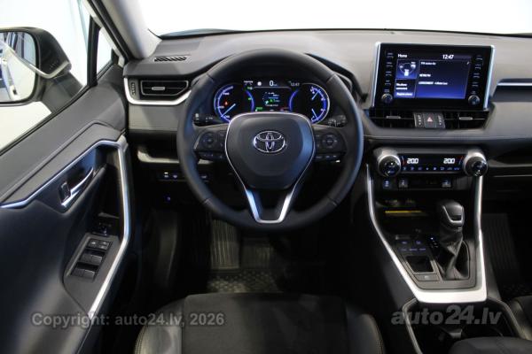 White Toyota RAV4 2019 in Tallinn, with an engine capacity of 2.50 L and mileage of 117 thousand km for 23990 €, photo 9 on AUTOMOTO.COM.LV