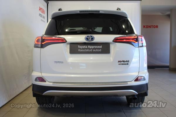 Balts Toyota RAV4 2019 Tallina, ar dzinēja tilpumu 2.50 L un nobraukumu 120 tūkst. km par 18990 €, foto 4 vietnē AUTOMOTO.COM.LV