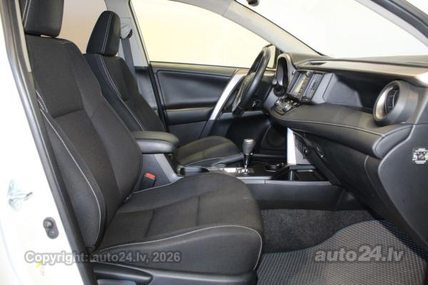 Balts Toyota RAV4 2019 Tallina, ar dzinēja tilpumu 2.50 L un nobraukumu 120 tūkst. km par 18990 €, foto 6 vietnē AUTOMOTO.COM.LV