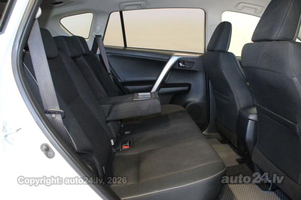 Balts Toyota RAV4 2019 Tallina, ar dzinēja tilpumu 2.50 L un nobraukumu 120 tūkst. km par 18990 €, foto 7 vietnē AUTOMOTO.COM.LV