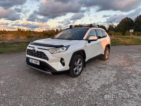 White Toyota RAV4 2019 in Tallinn, with an engine capacity of 0.00 L and mileage of 116 thousand km for 29300 €, photo 2 on AUTOMOTO.COM.LV