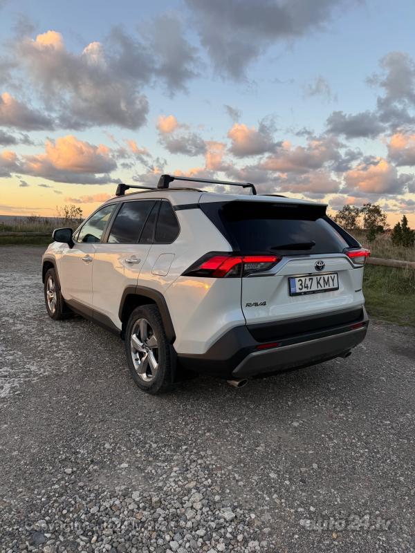 White Toyota RAV4 2019 in Tallinn, with an engine capacity of 0.00 L and mileage of 116 thousand km for 29300 €, photo 3 on AUTOMOTO.COM.LV