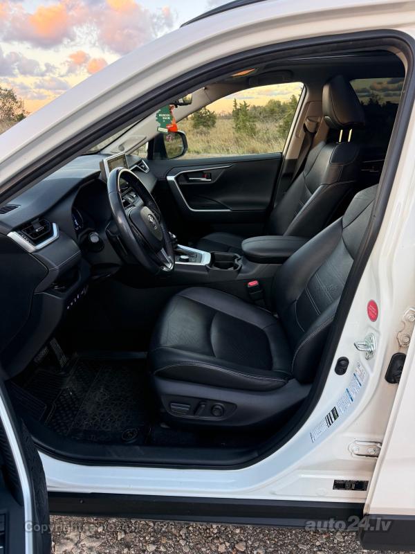 White Toyota RAV4 2019 in Tallinn, with an engine capacity of 0.00 L and mileage of 116 thousand km for 29300 €, photo 7 on AUTOMOTO.COM.LV