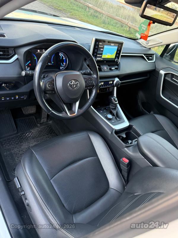 White Toyota RAV4 2019 in Tallinn, with an engine capacity of 0.00 L and mileage of 116 thousand km for 29300 €, photo 8 on AUTOMOTO.COM.LV