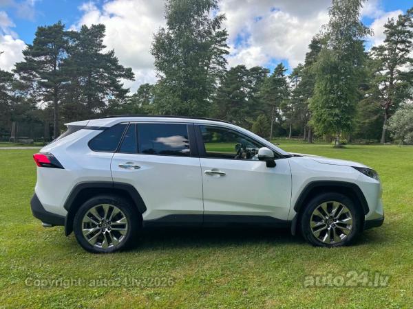 White Toyota RAV4 2019 in Tallinn, with an engine capacity of 2.00 L and mileage of 90 thousand km for 24900 €, photo 3 on AUTOMOTO.COM.LV