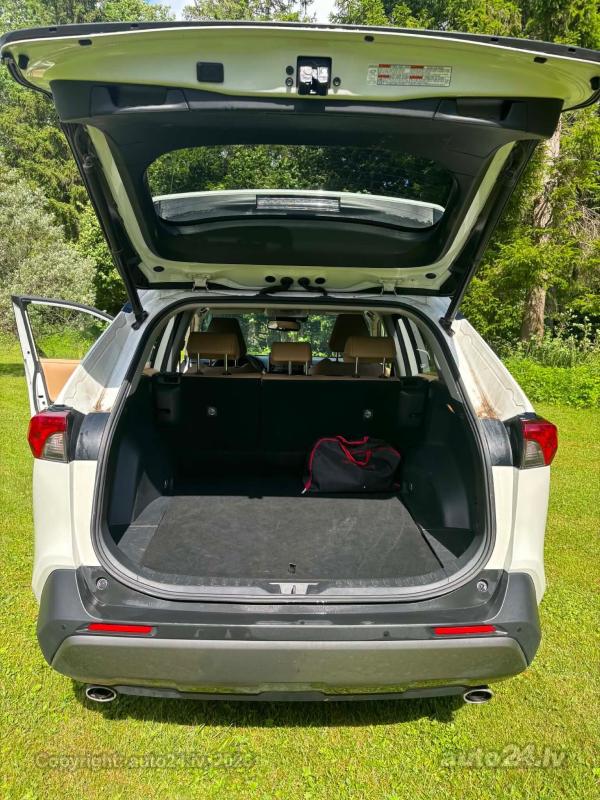 White Toyota RAV4 2019 in Tallinn, with an engine capacity of 2.00 L and mileage of 90 thousand km for 24900 €, photo 6 on AUTOMOTO.COM.LV