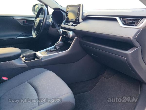 White Toyota RAV4 2019 in Tallinn, with an engine capacity of 1.99 L and mileage of 123 thousand km for 23495 €, photo 7 on AUTOMOTO.COM.LV