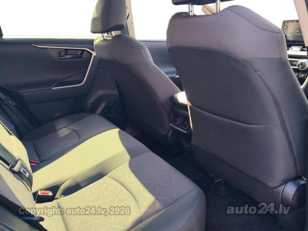 White Toyota RAV4 2019 in Tallinn, with an engine capacity of 1.99 L and mileage of 123 thousand km for 23495 €, photo 8 on AUTOMOTO.COM.LV