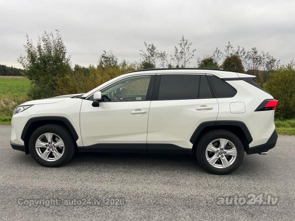 White Toyota RAV4 2019 in Tallinn, with an engine capacity of 2.00 L and mileage of 90 thousand km for 22800 €, photo 4 on AUTOMOTO.COM.LV