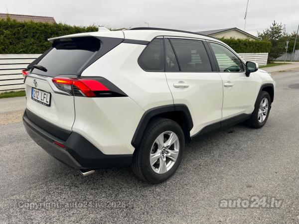White Toyota RAV4 2019 in Tallinn, with an engine capacity of 2.00 L and mileage of 90 thousand km for 22800 €, photo 8 on AUTOMOTO.COM.LV
