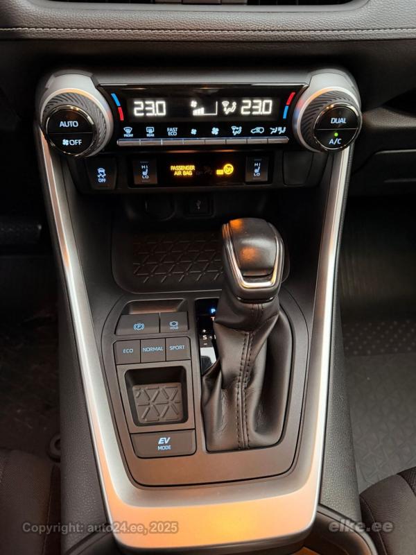 Balts Toyota RAV4 2020 Tallina, ar dzinēja tilpumu 2.49 L un nobraukumu 86 tūkst. km par 23995 €, foto 11 vietnē AUTOMOTO.COM.LV