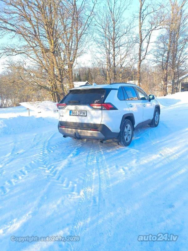 White Toyota RAV4 2020 in Tallinn, with an engine capacity of 2.00 L and mileage of 142 thousand km for 19990 €, photo 2 on AUTOMOTO.COM.LV