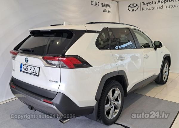 White Toyota RAV4 2020 in Narva, with an engine capacity of 2.49 L and mileage of 104 thousand km for 30900 €, photo 2 on AUTOMOTO.COM.LV