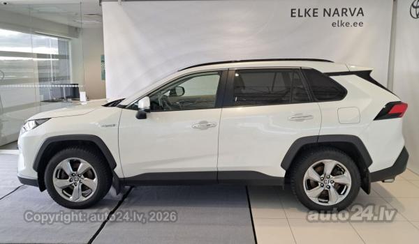 White Toyota RAV4 2020 in Narva, with an engine capacity of 2.49 L and mileage of 104 thousand km for 30900 €, photo 3 on AUTOMOTO.COM.LV