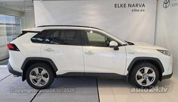 White Toyota RAV4 2020 in Narva, with an engine capacity of 2.49 L and mileage of 104 thousand km for 30900 €, photo 4 on AUTOMOTO.COM.LV