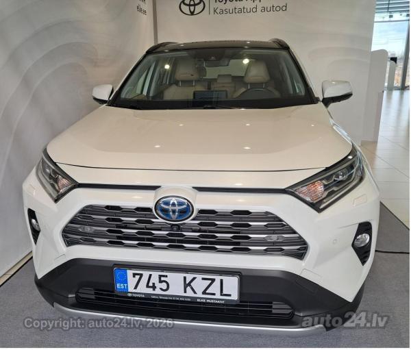White Toyota RAV4 2020 in Narva, with an engine capacity of 2.49 L and mileage of 104 thousand km for 30900 €, photo 5 on AUTOMOTO.COM.LV