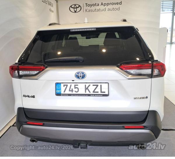 White Toyota RAV4 2020 in Narva, with an engine capacity of 2.49 L and mileage of 104 thousand km for 30900 €, photo 6 on AUTOMOTO.COM.LV