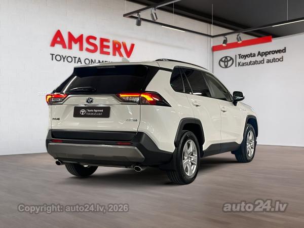 White Toyota RAV4 2020 in Tallinn, with an engine capacity of 2.50 L and mileage of 64 thousand km for 25990 €, photo 2 on AUTOMOTO.COM.LV