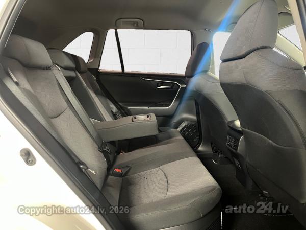White Toyota RAV4 2020 in Tallinn, with an engine capacity of 2.50 L and mileage of 64 thousand km for 25990 €, photo 7 on AUTOMOTO.COM.LV
