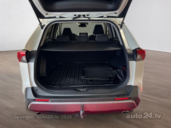 White Toyota RAV4 2020 in Tartu, with an engine capacity of 2.00 L and mileage of 159 thousand km for 22290 €, photo 10 on AUTOMOTO.COM.LV