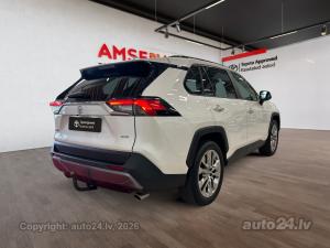 White Toyota RAV4 2020 in Parnu, with an engine capacity of 2.00 L and mileage of 136 thousand km for 26500 €, photo 3 on AUTOMOTO.COM.LV