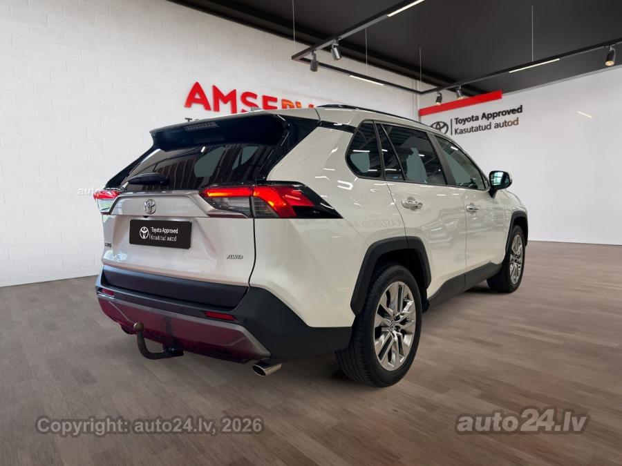 White Toyota RAV4 2020 in Parnu, with an engine capacity of 2.00 L and mileage of 136 thousand km for 26500 €, photo 3 on AUTOMOTO.COM.LV