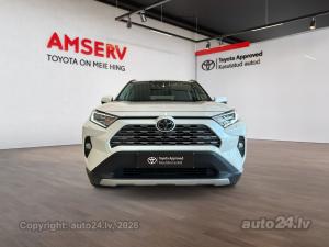 White Toyota RAV4 2020 in Parnu, with an engine capacity of 2.00 L and mileage of 136 thousand km for 26500 €, photo 6 on AUTOMOTO.COM.LV