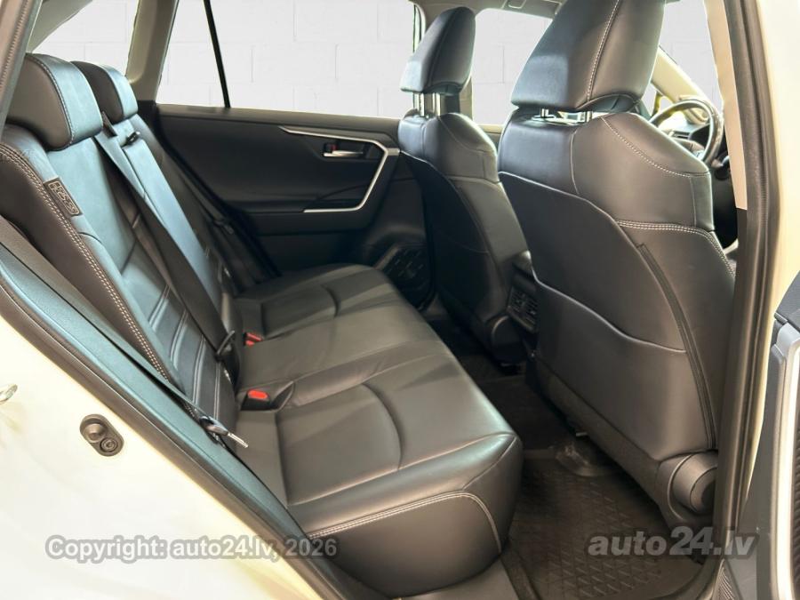 White Toyota RAV4 2020 in Parnu, with an engine capacity of 2.00 L and mileage of 136 thousand km for 26500 €, photo 8 on AUTOMOTO.COM.LV