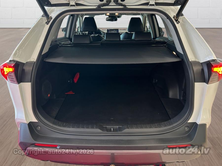 White Toyota RAV4 2020 in Parnu, with an engine capacity of 2.00 L and mileage of 136 thousand km for 26500 €, photo 11 on AUTOMOTO.COM.LV