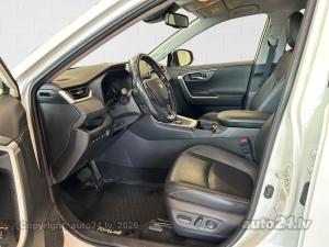 White Toyota RAV4 2020 in Parnu, with an engine capacity of 2.00 L and mileage of 136 thousand km for 26500 €, photo 12 on AUTOMOTO.COM.LV